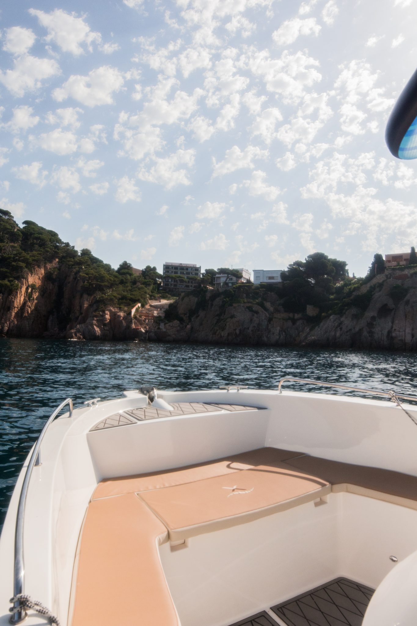 Alquilar una lancha es la mejor opción para conocer la costa brava en ...